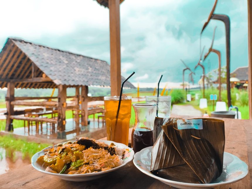 Bernuansa Bali, Ini Rekomendasi Makanan di Warung Pari Mentes Kendal ...
